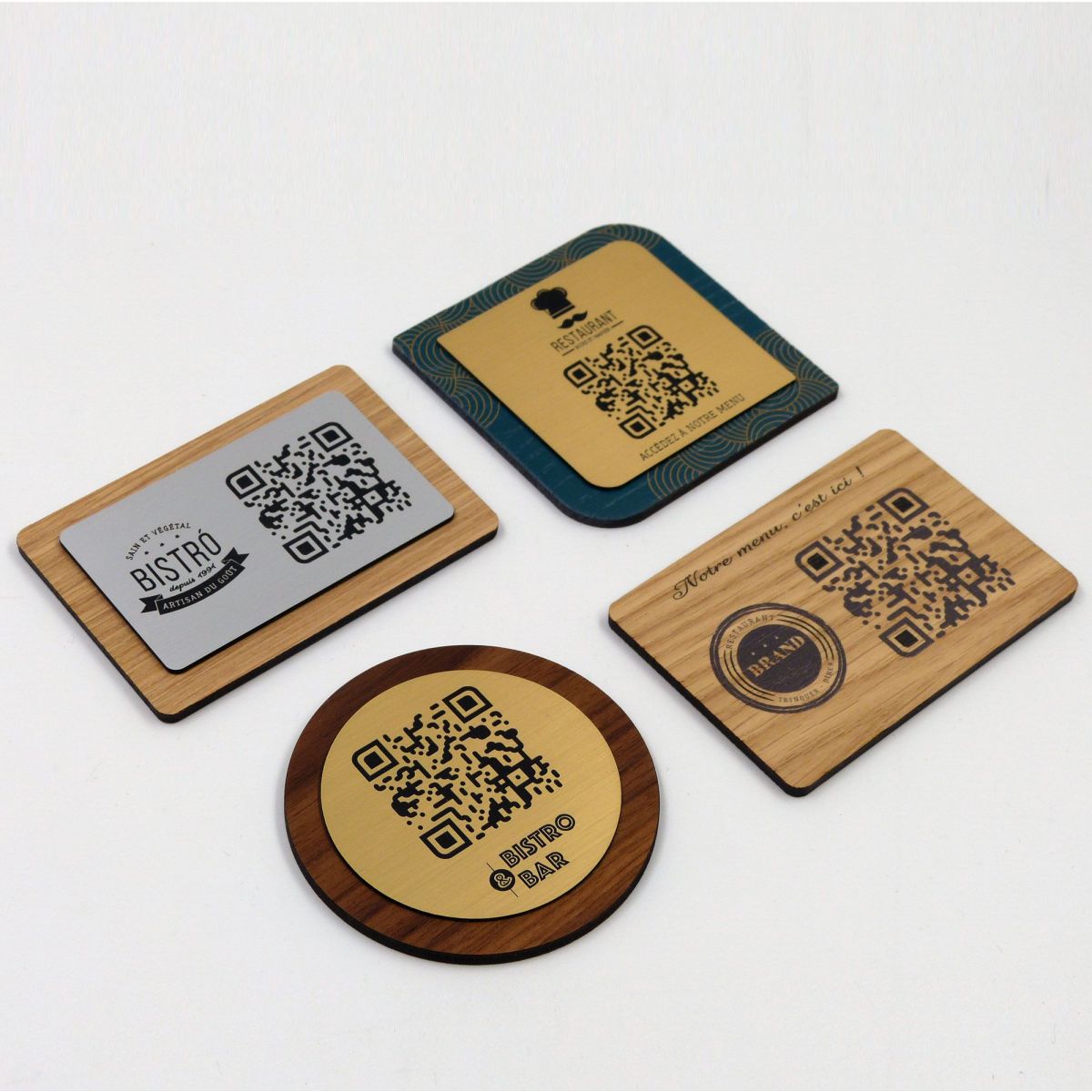 Plaque QR code ronde en bois foncé aspect laiton