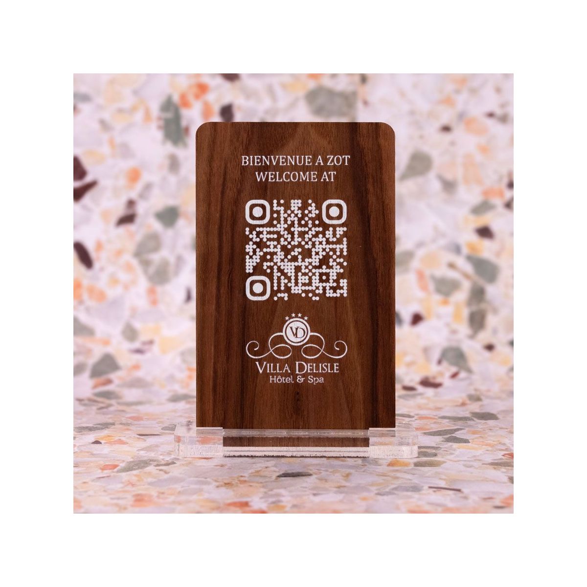 Chevalet QR code asymétrique en bois coloré au centre