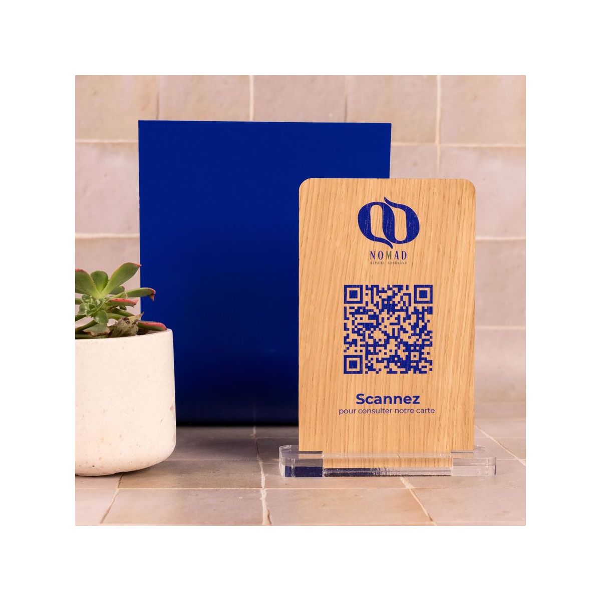 Chevalet QR code asymétrique en bois coloré au centre